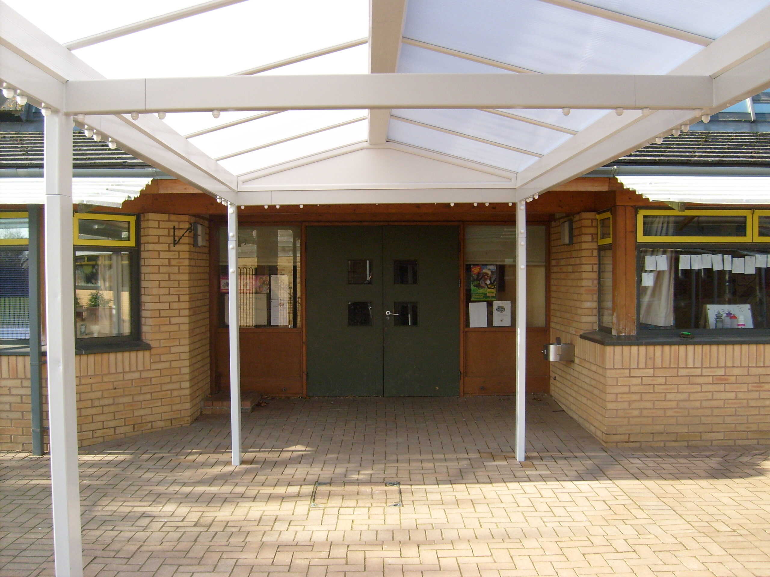 St Leonard's C of E Primary School, Banbury - Free Standing Canopy ...